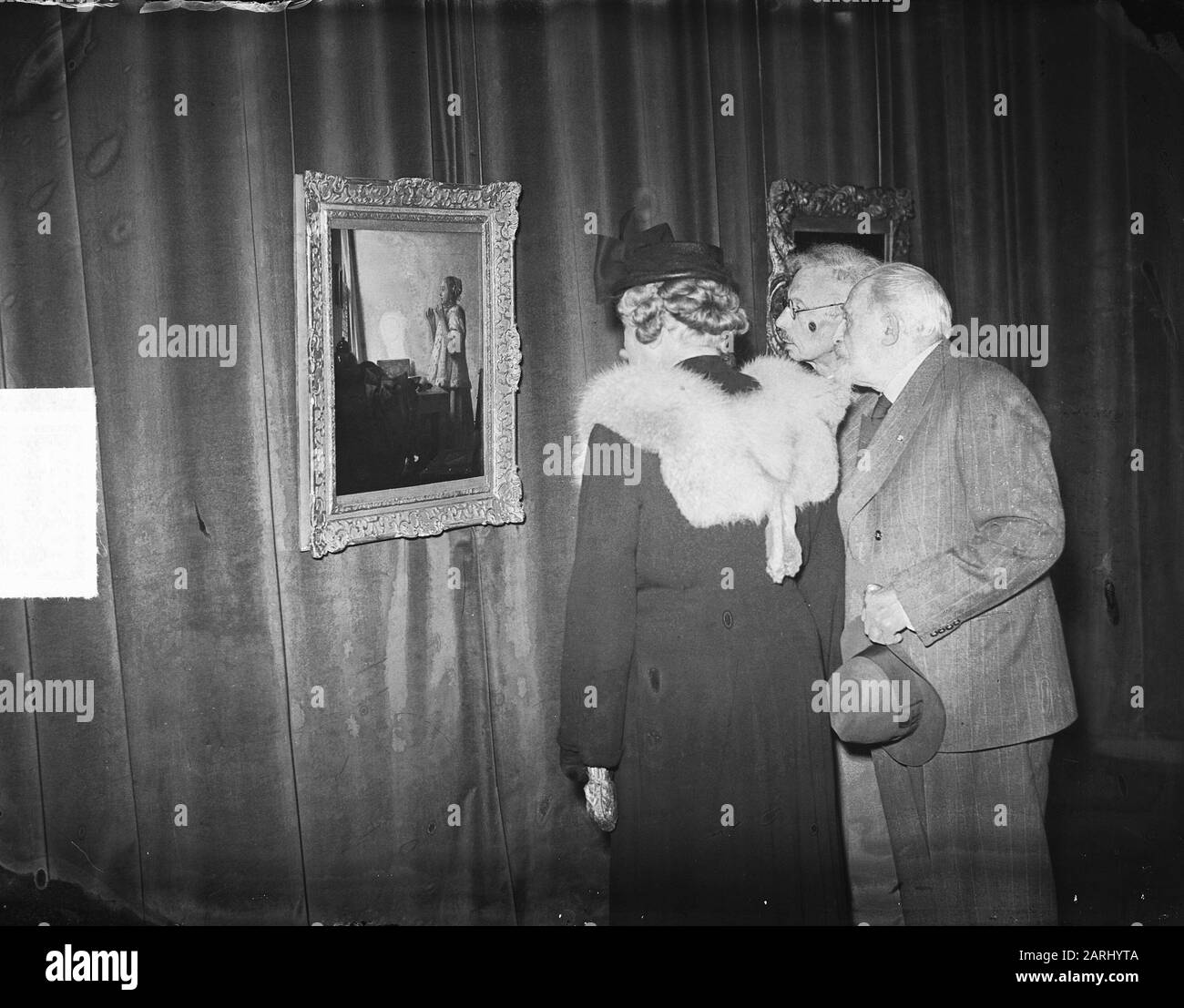 Necklace famous Black and White Stock Photos & Images - Alamy