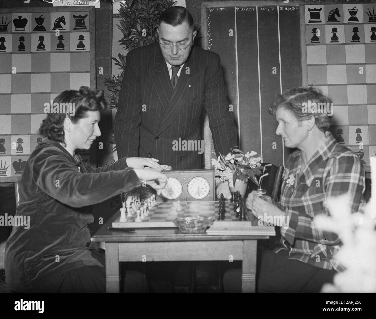 Fenny Heemskerk (left) and Mrs. Roodland (with Max Euwe) during chess ...