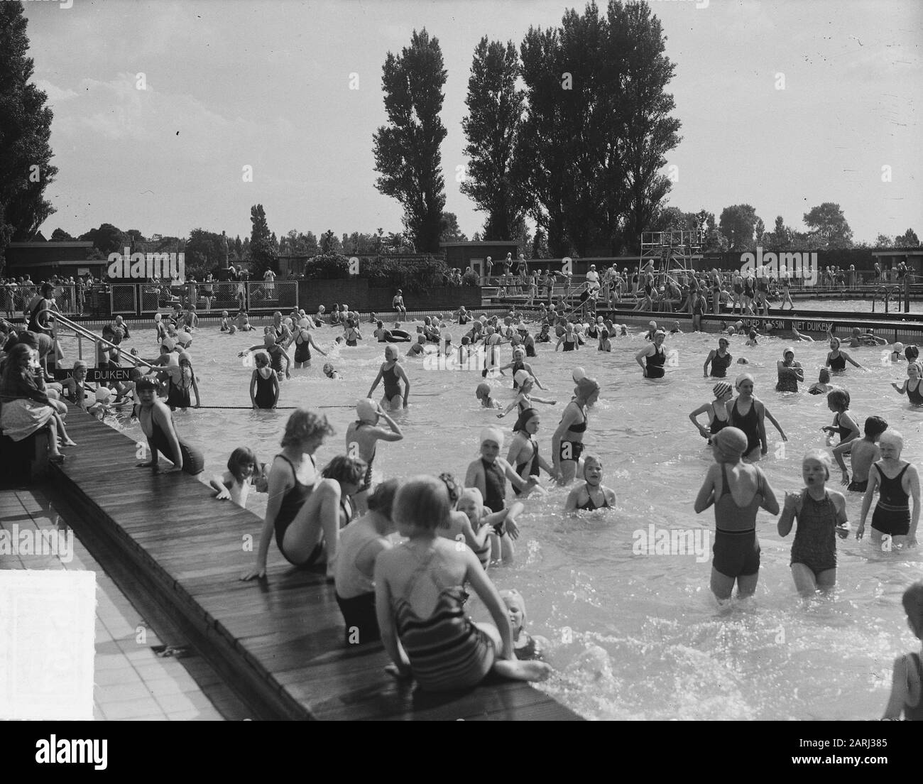 Summer crowds in the Mirandabad Date: June 20, 1951 Keywords: swimming ...
