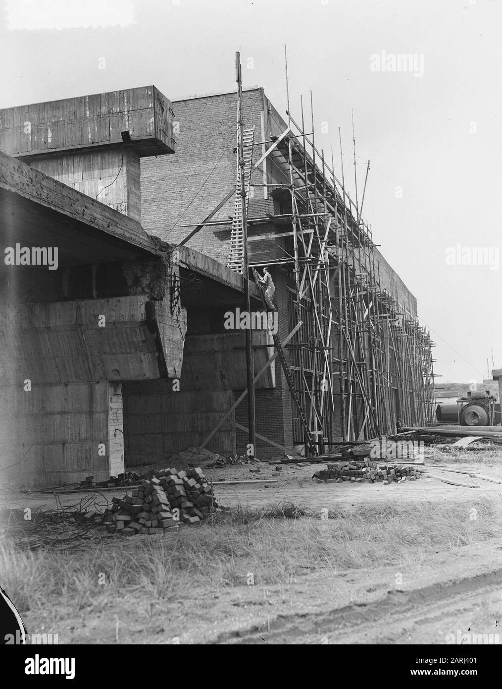 Submarine bunkers hi-res stock photography and images - Alamy