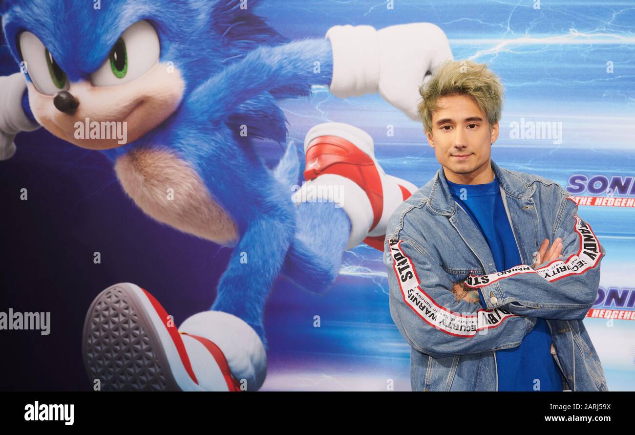 Sonic the hedgehog character hi-res stock photography and images - Alamy