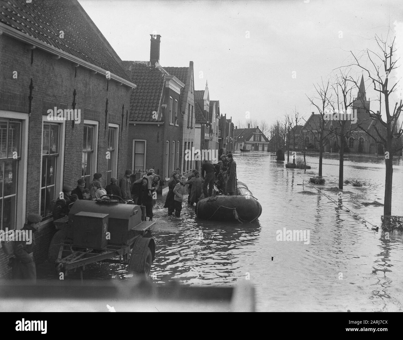 Watersnood 1953 [Flooding Plates] . Evacuation with rubber boat in 's ...