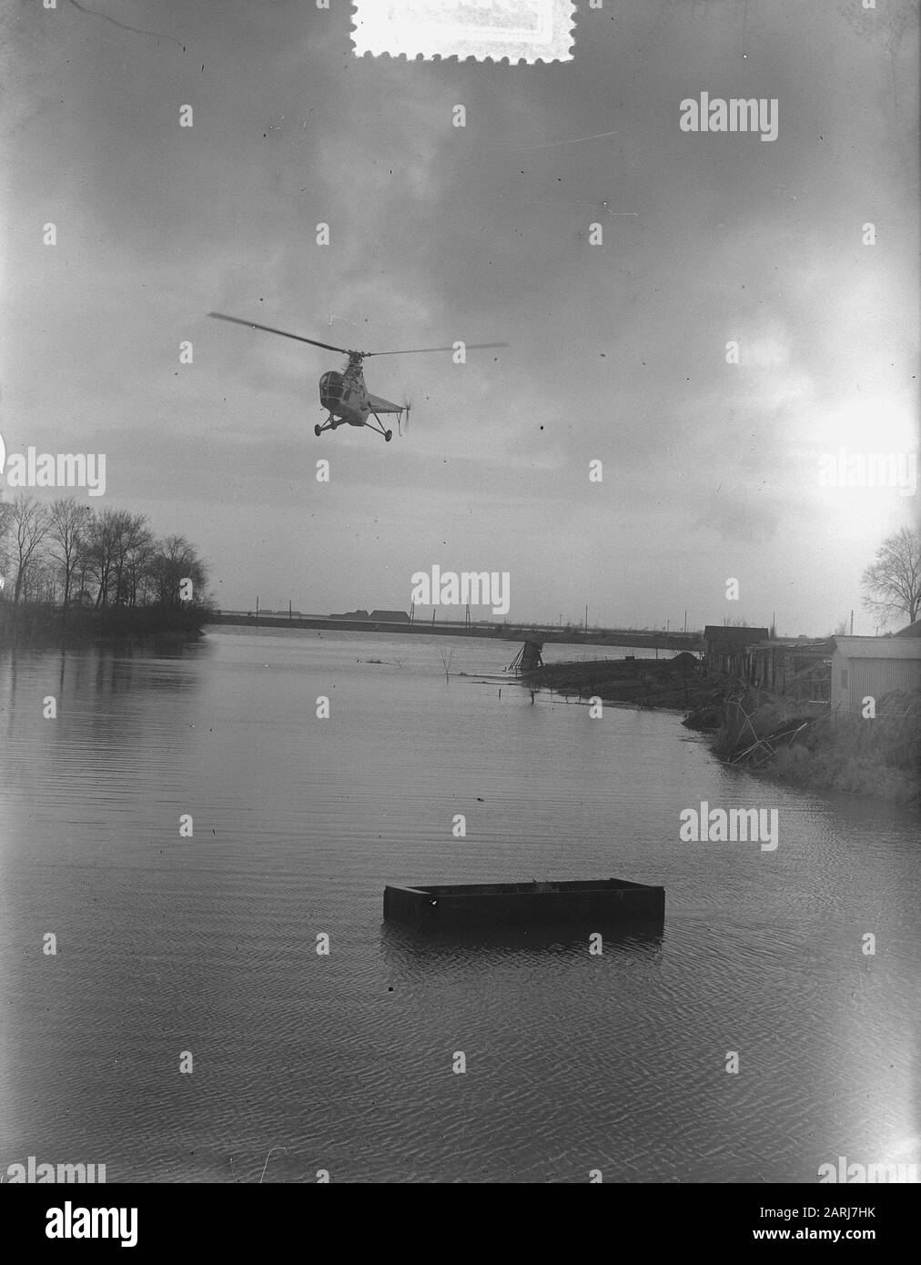 Watersnood 1953. Sikorsky S 51 helicopter above flooded area Date: 5 ...