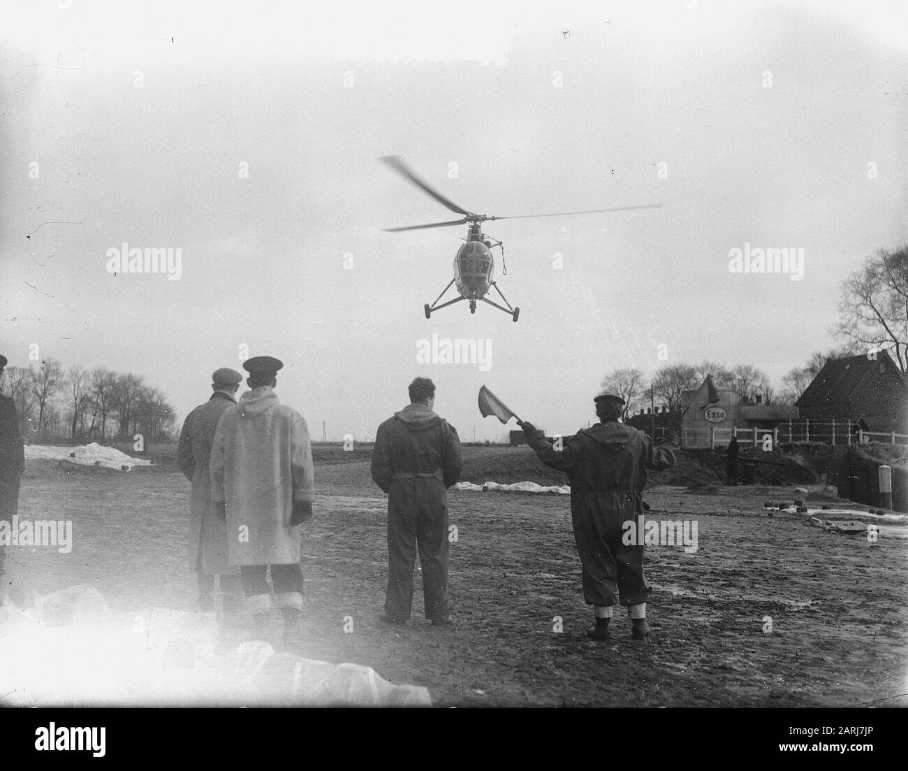 Landing sikorsky s 51 helicopter hi-res stock photography and images ...