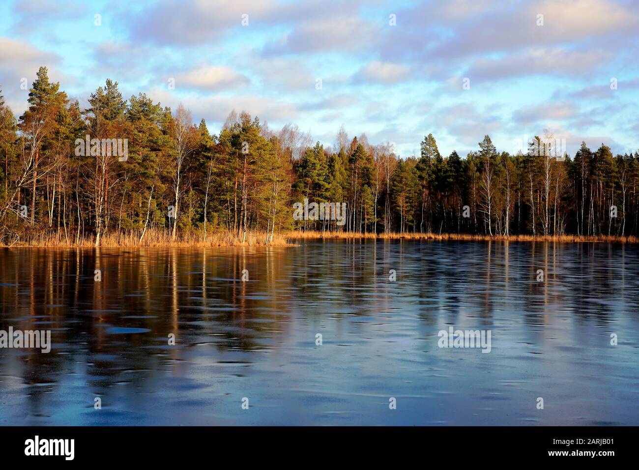 Frozen small lakes hi-res stock photography and images - Alamy