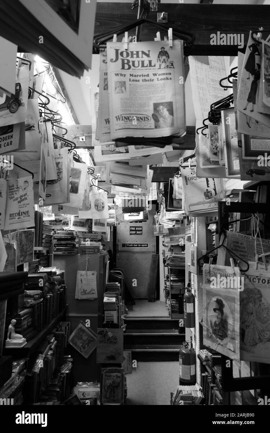 Book shop old world yesteryear black and white Stock Photo - Alamy