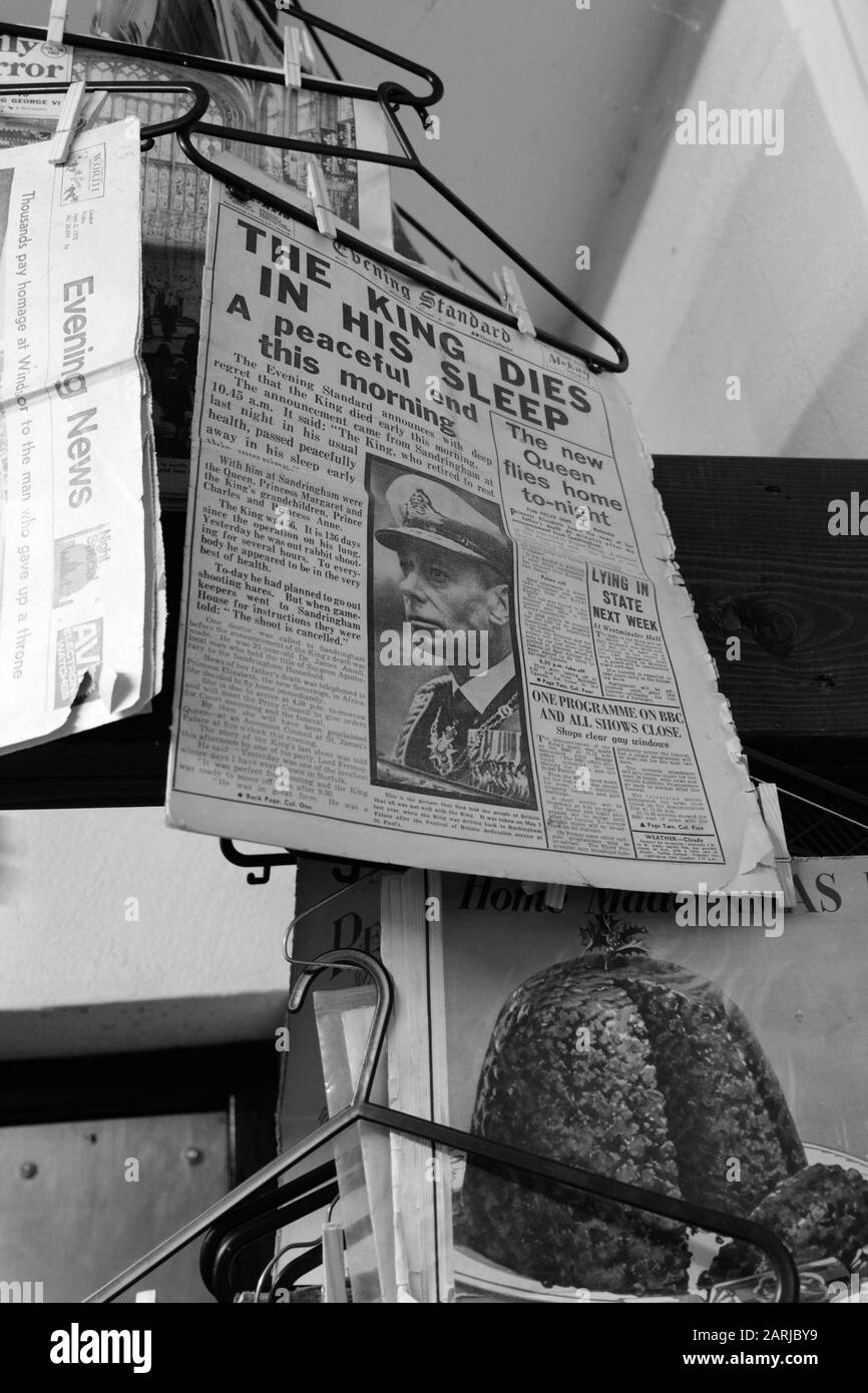 The king is dead February 6th 1952 newspaper Evening Standard black and ...