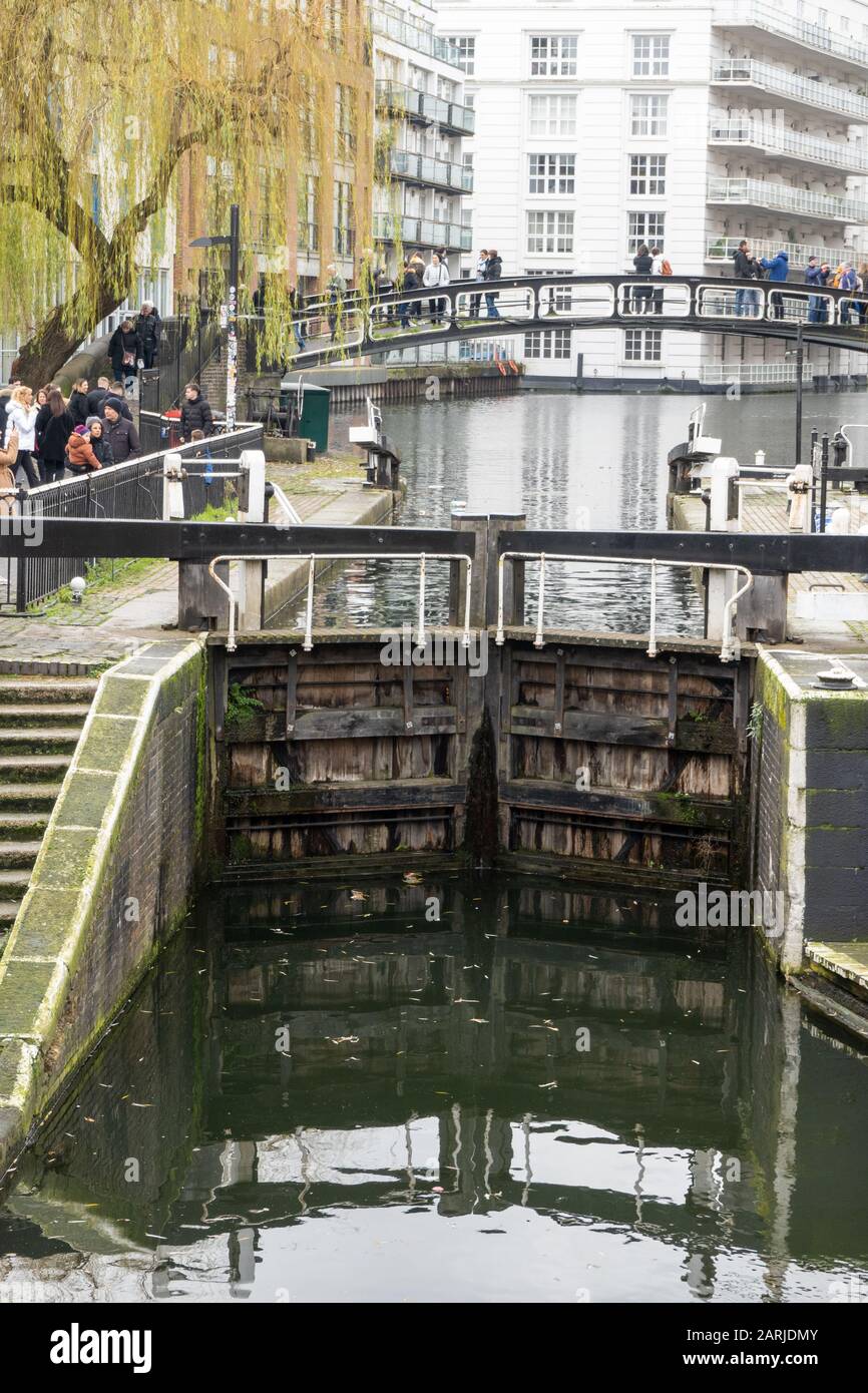 Canal lock and market hi-res stock photography and images - Alamy