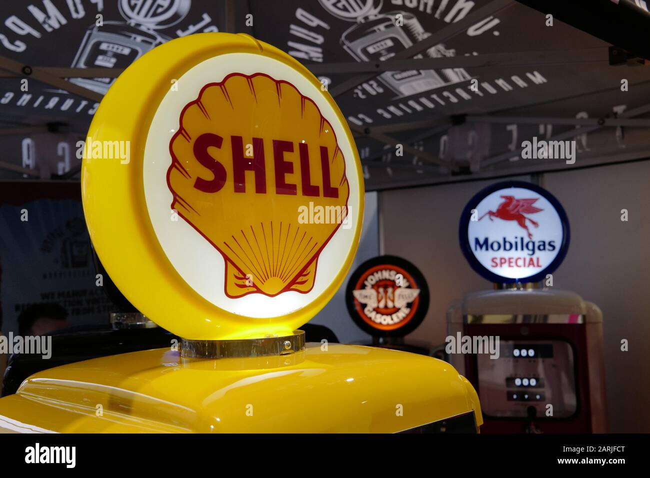 Colour photo of shell fuel pump hi-res stock photography and images - Alamy