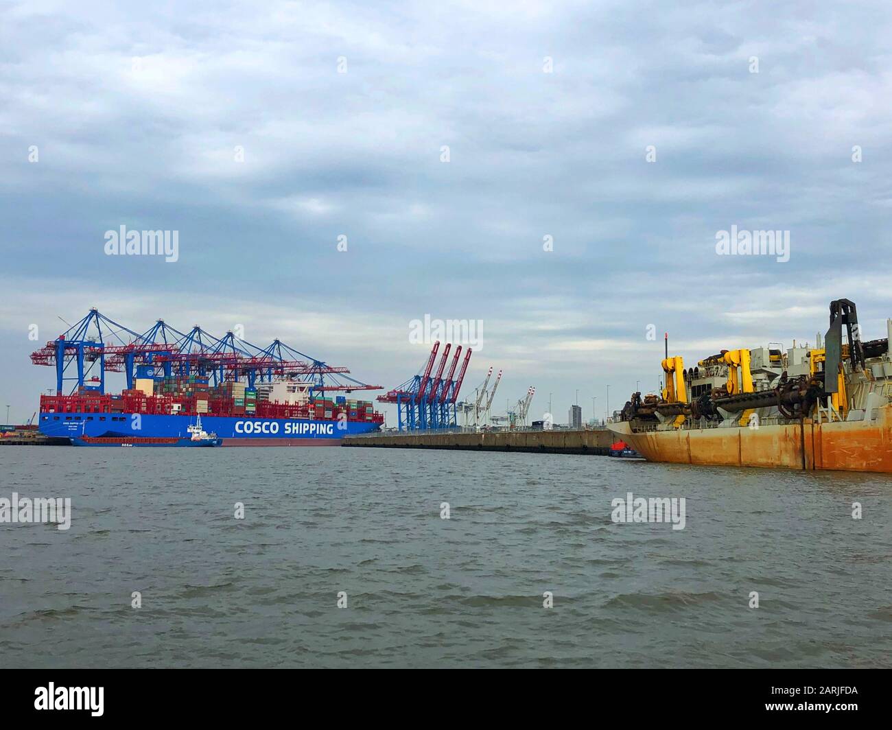 Cosco shipping container hi-res stock photography and images - Alamy