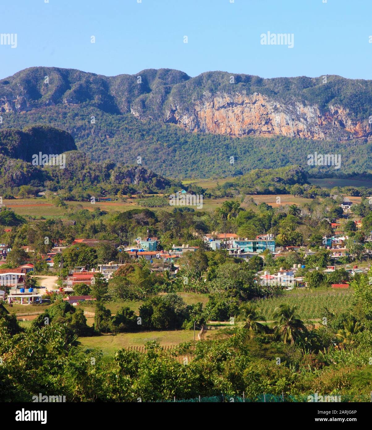 Cuba, Vinales Valley, Valle de Vinales, mogotes, limestone cliffs Stock ...