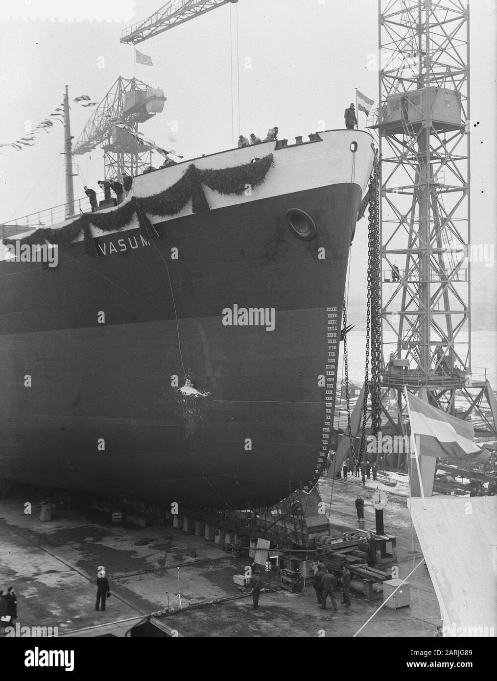 Tewaterlating Vassim by Princess Beatrix at NDSM Date: 15 January 1955 ...