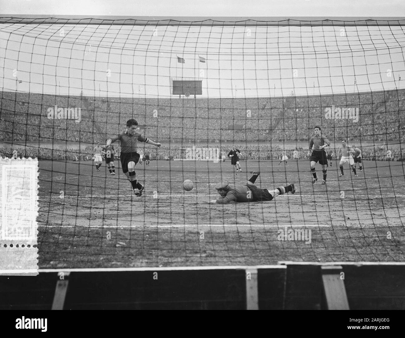 Football Holland vs. Belgium 1-0 Date: April 3, 1955 Keywords: sport ...