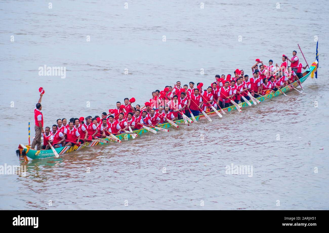 Boat race in Tonle Sap river in Phnom Penh Cambodia Stock Photo - Alamy