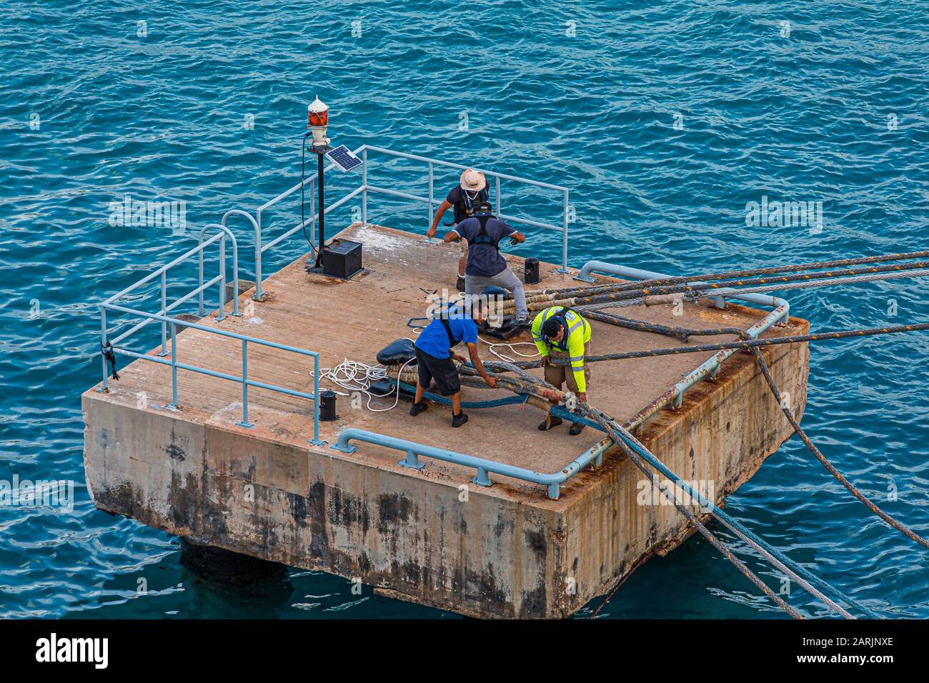 Dock Workers Freeing Mooring Lines Stock Photo - Alamy