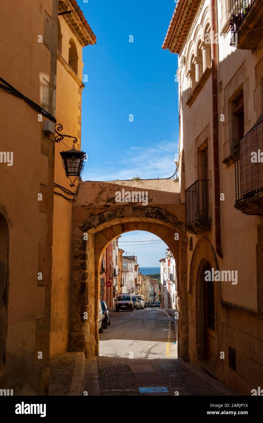Arch walkway hi-res stock photography and images - Alamy