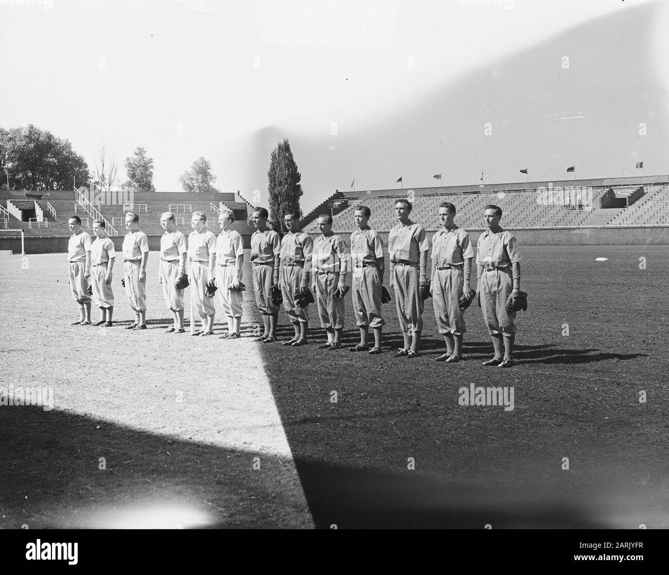 Baseball Holland vs. England. Dutch team Date: June 28, 1952 Keywords ...