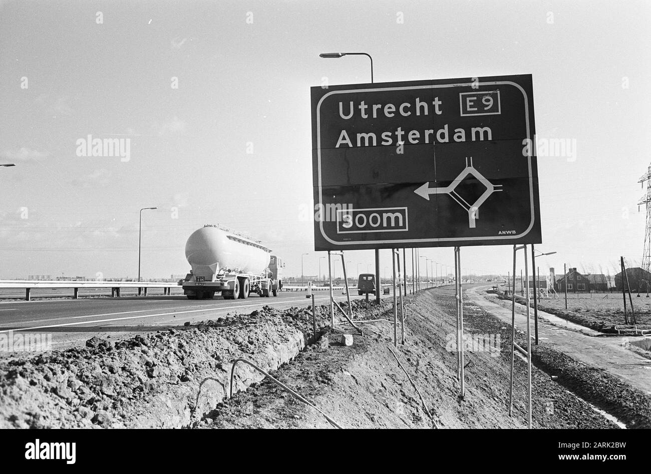 Large traffic signs hi-res stock photography and images - Alamy