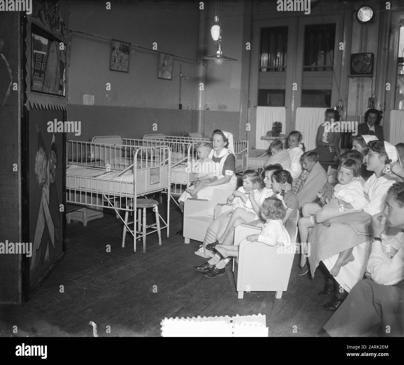 Students puppet show in Emma Children's Hospital Date: June 19, 1952 ...
