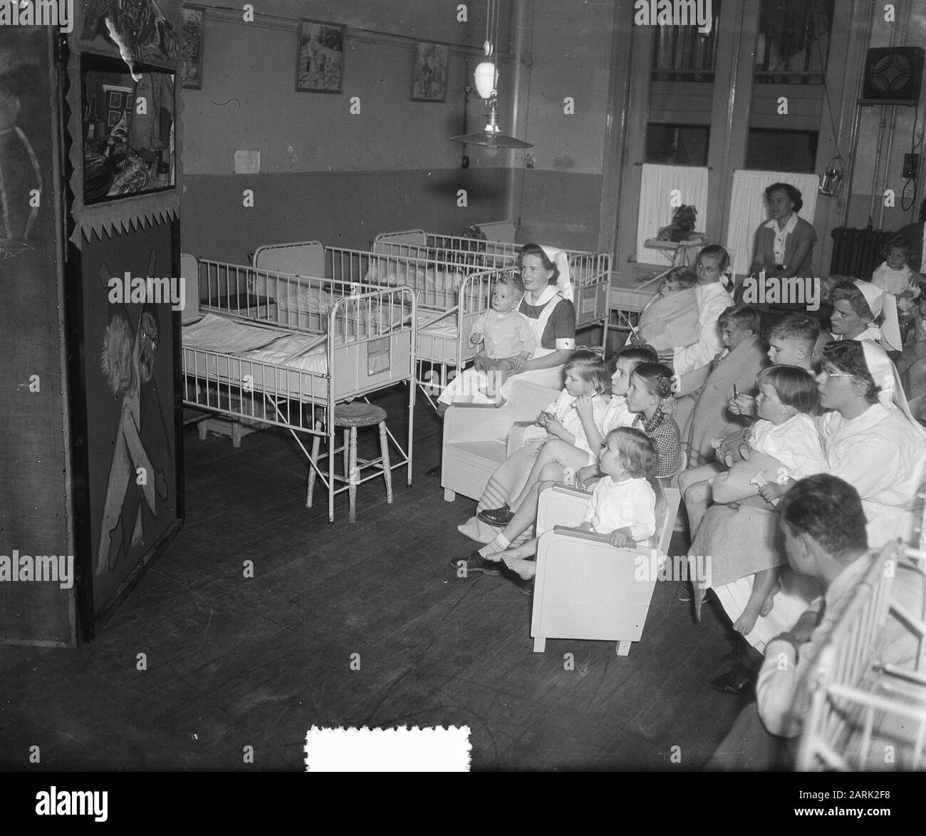 Students puppet show in Emma Children's Hospital Date: June 19, 1952 ...