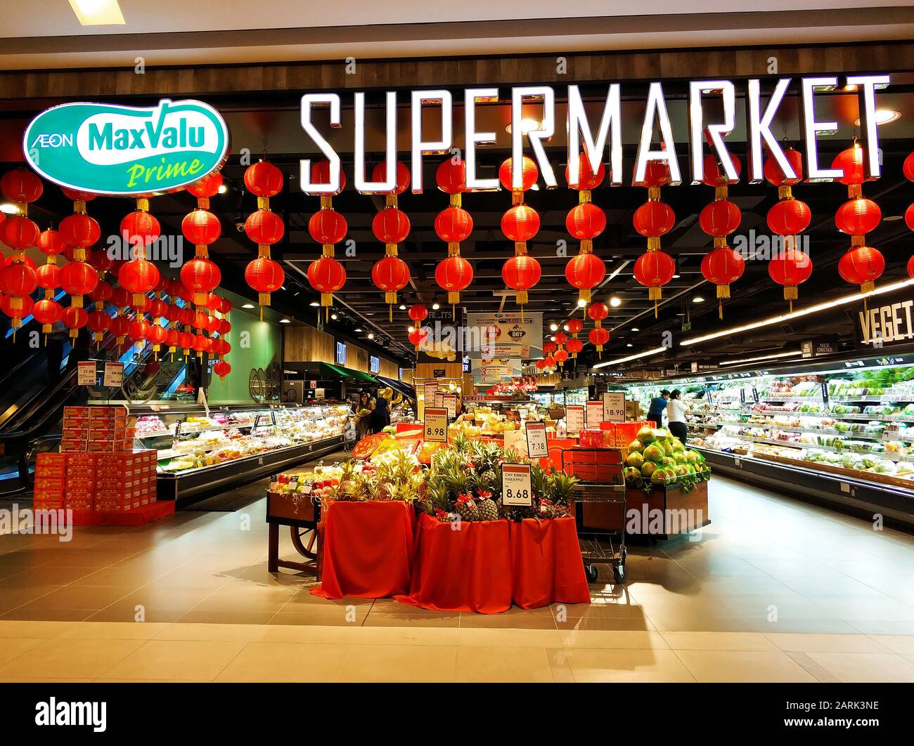 Beautiful layout of fruits in an Asian supermarket Stock Photo - Alamy