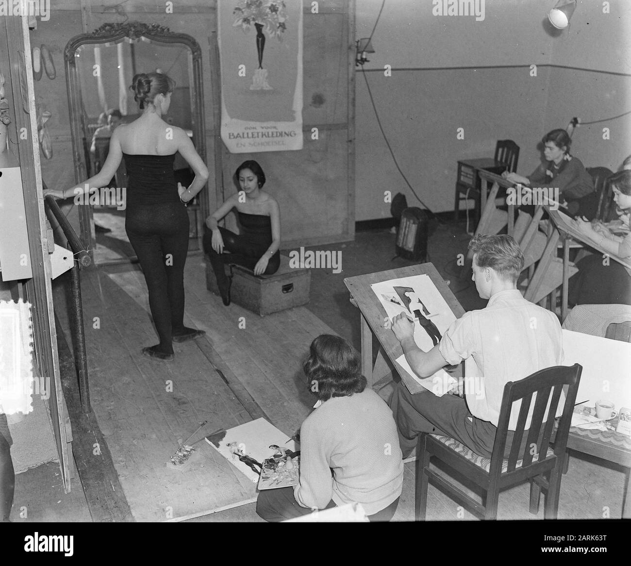 Dancers showcase Black and White Stock Photos & Images - Alamy