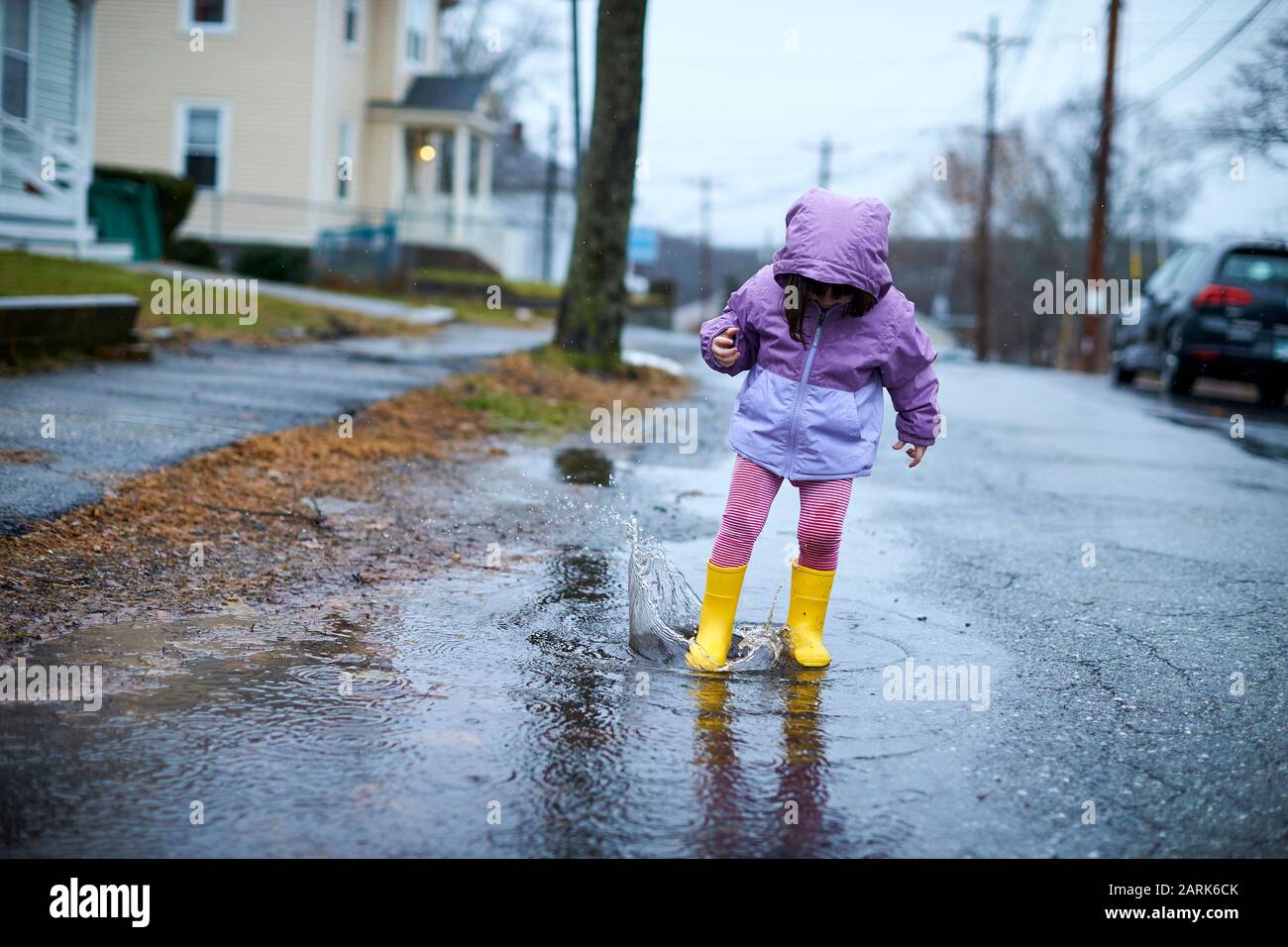 Little girl splashing hi-res stock photography and images - Alamy