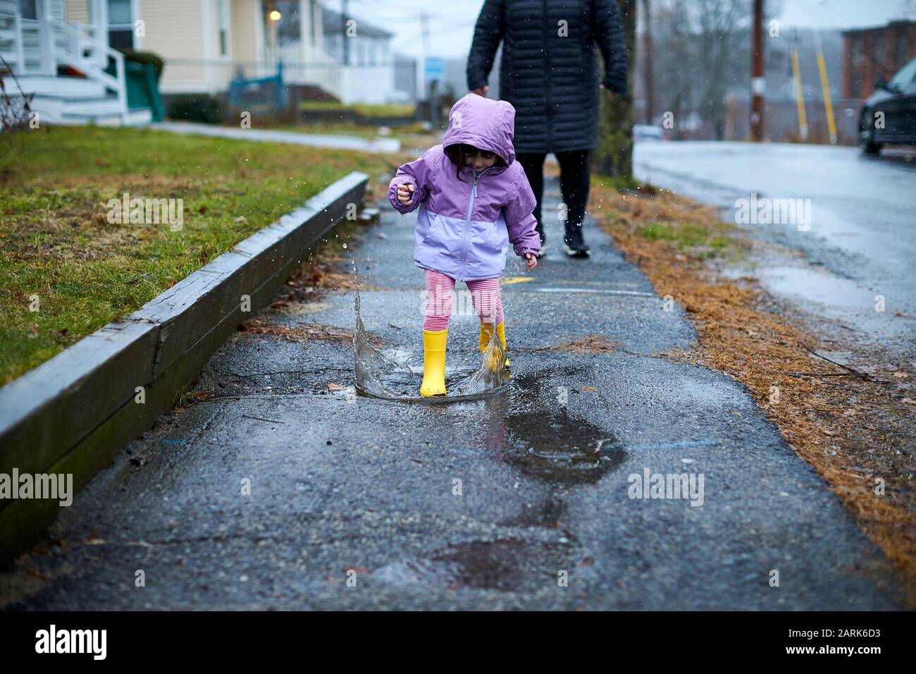 Little girl splashing hi-res stock photography and images - Alamy
