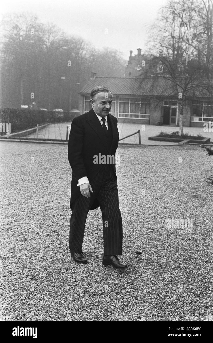 Funeral service for deceased Dr. Beel in Doorn; 3, 4: Piet de Jong Date ...