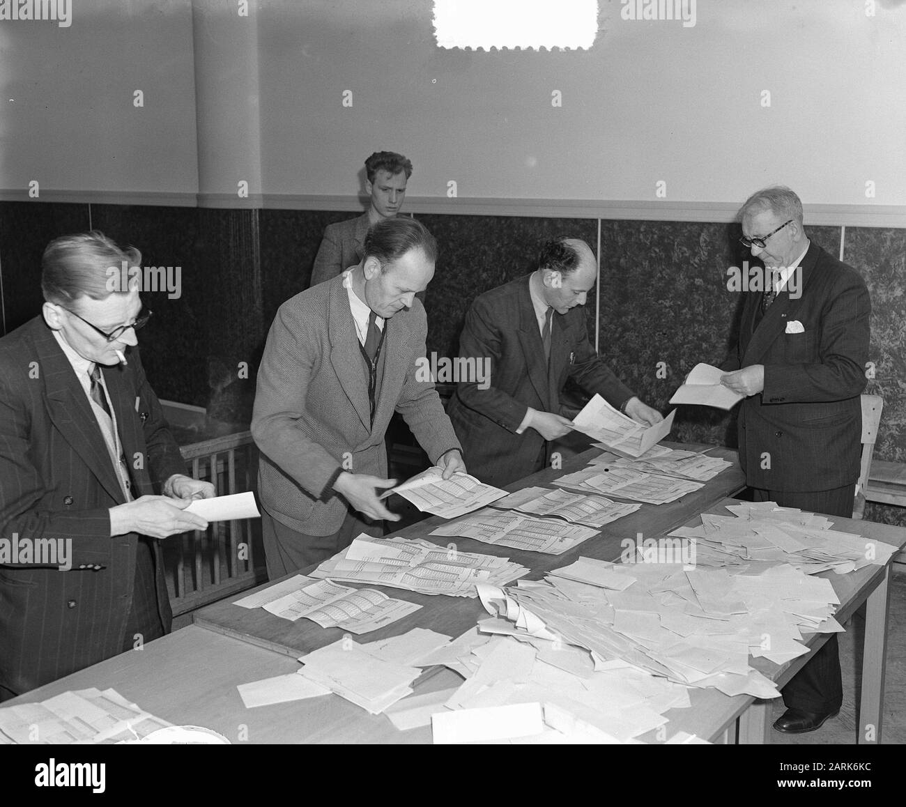 Polling room Black and White Stock Photos & Images - Alamy
