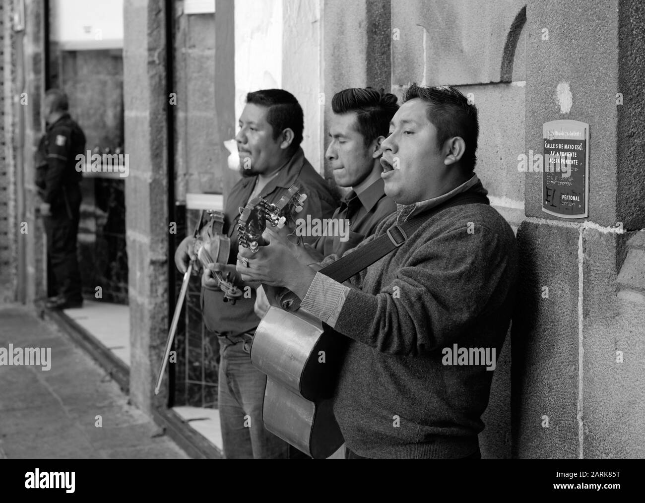 Playing string instruments hi-res stock photography and images - Alamy