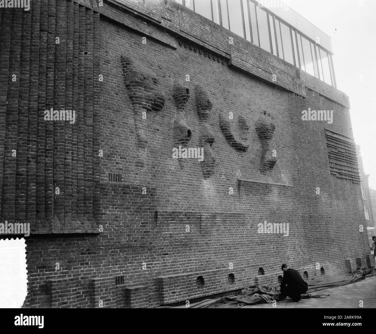 Extension Construction Centre, Rotterdam, disclosure Relief in brick by ...