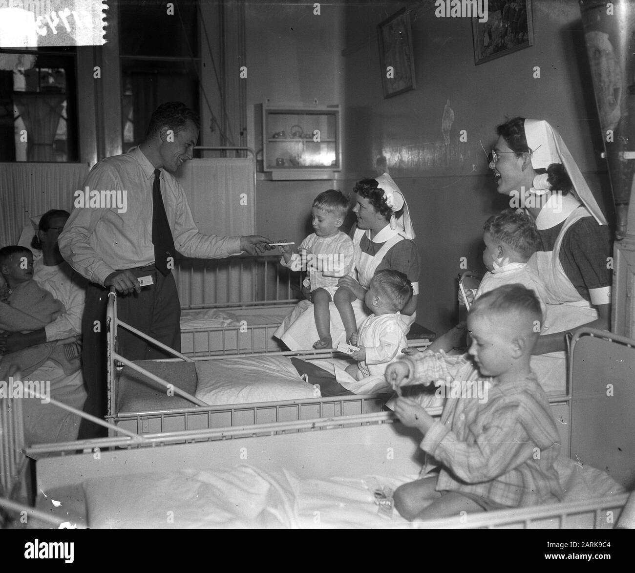 Students puppet show in Emma Children's Hospital Date: June 19, 1952 ...