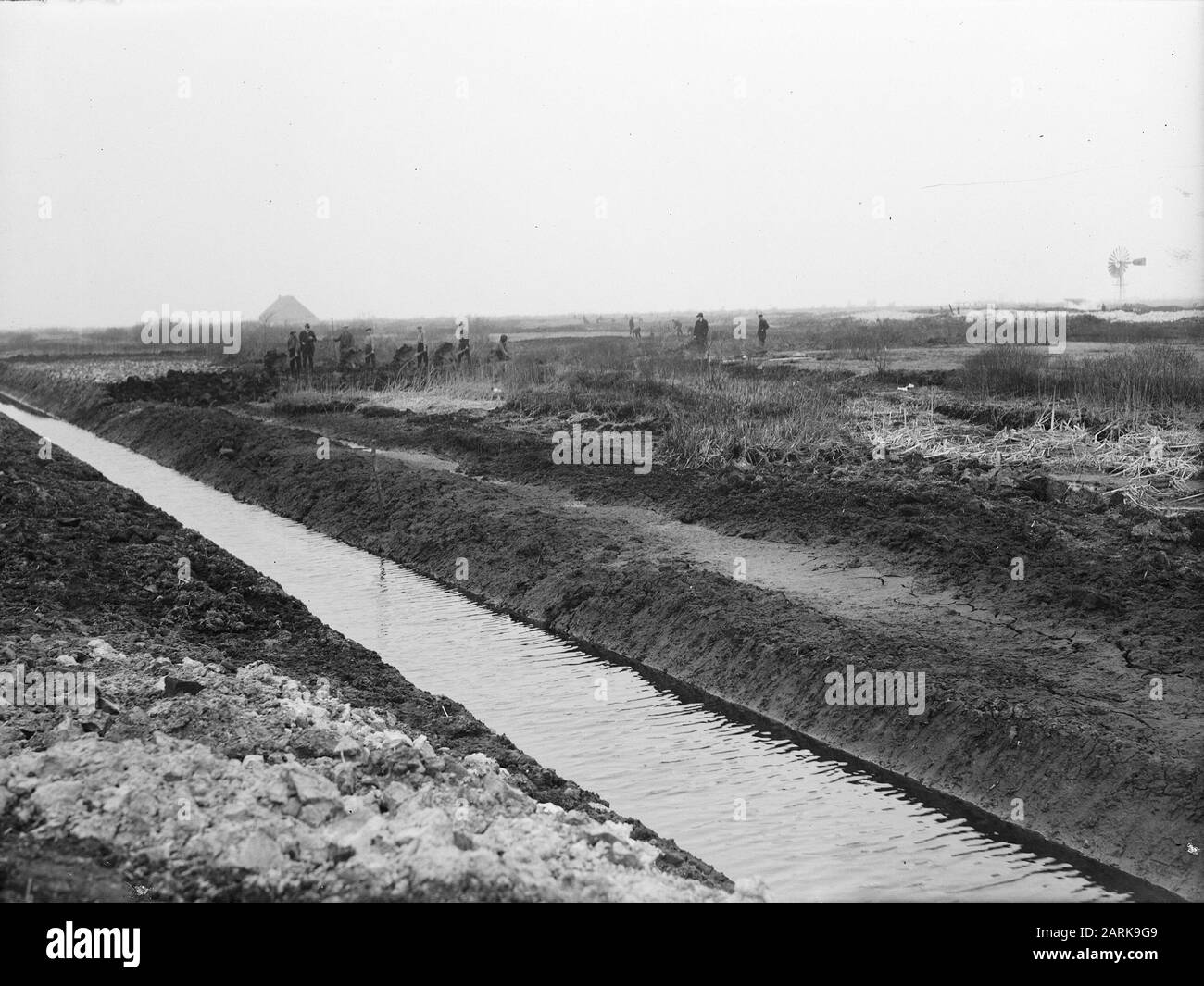 poldering and mould, workers, locks, Boarnbergumerpetten Date: undated ...