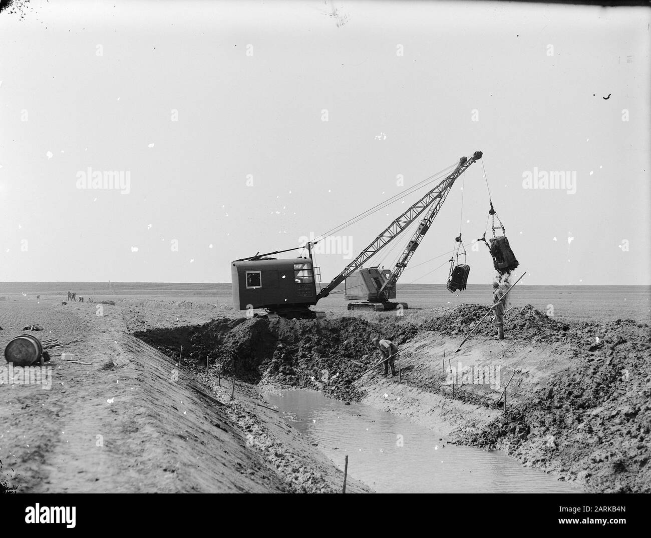digging and improving canals, laying bridges, workers, work, draglines ...