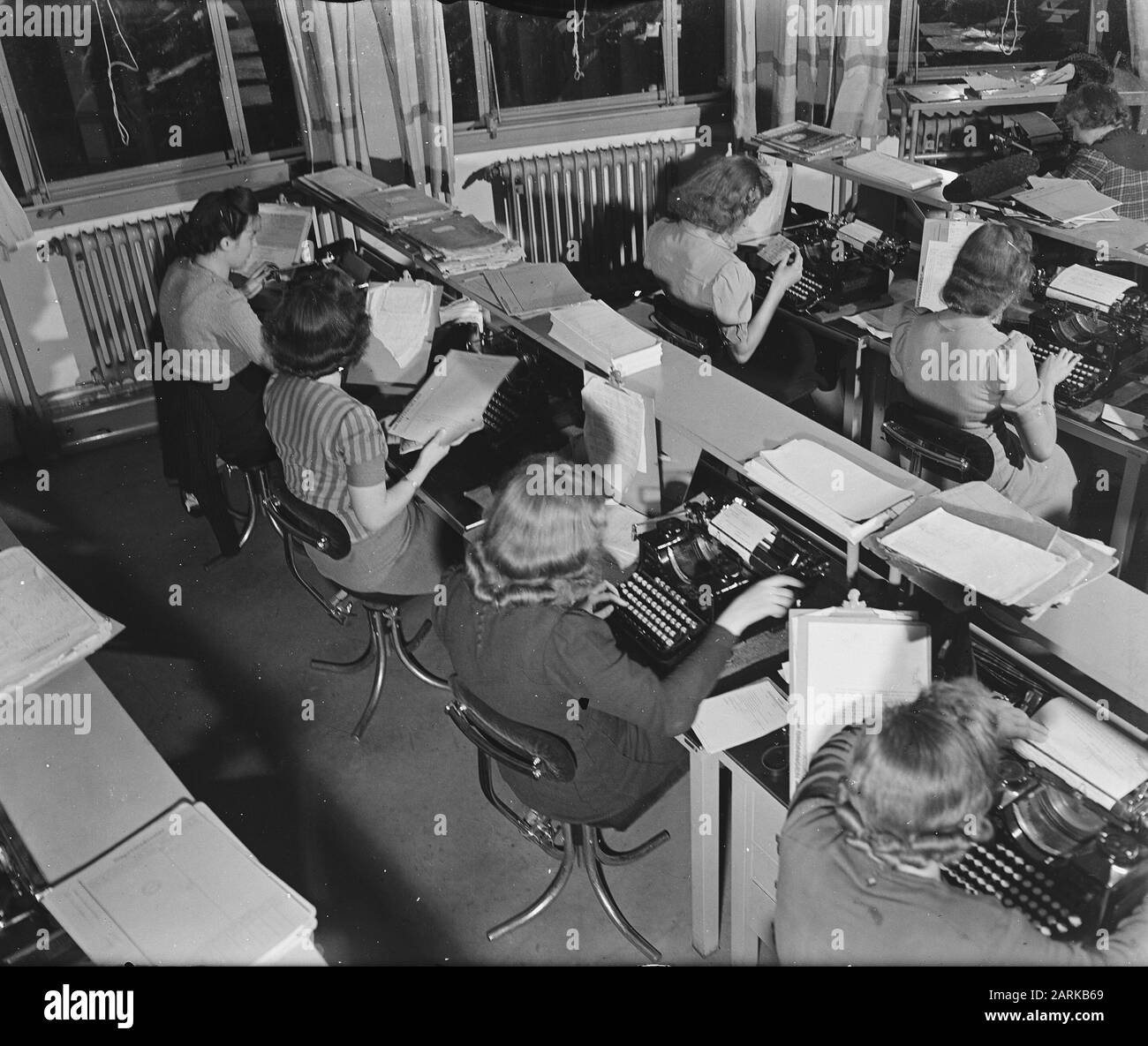 Typing room with typistes Typing room with typistes Date: November 14 ...