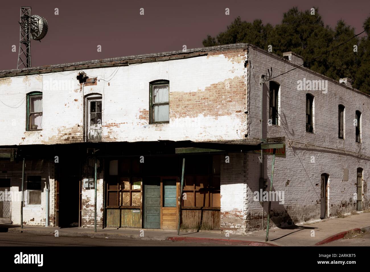 Rundown apartment building hi-res stock photography and images - Alamy