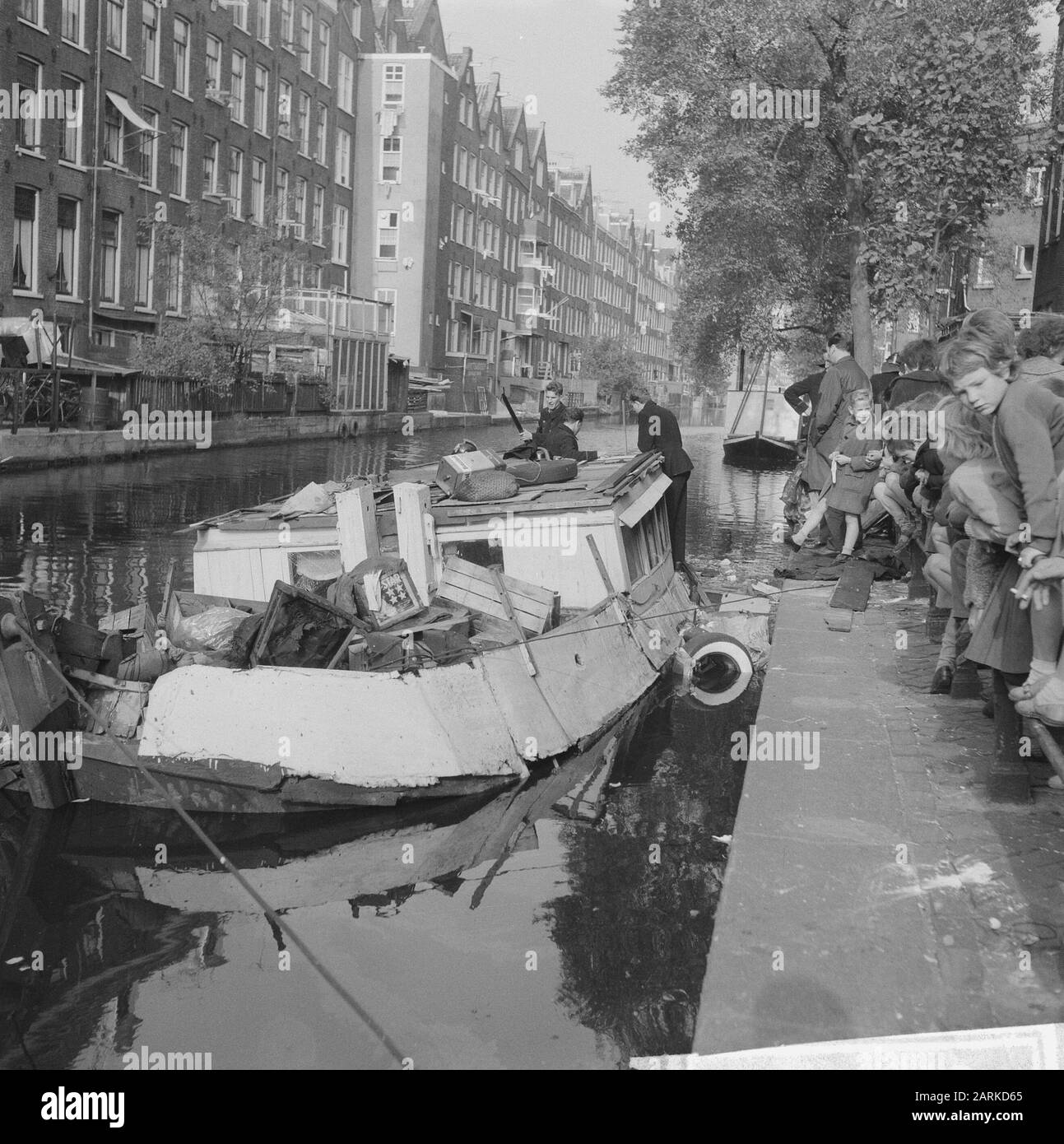 Woonschuit aan Lijnbaansgracht in Amsterdam sunken Date: 12 October ...