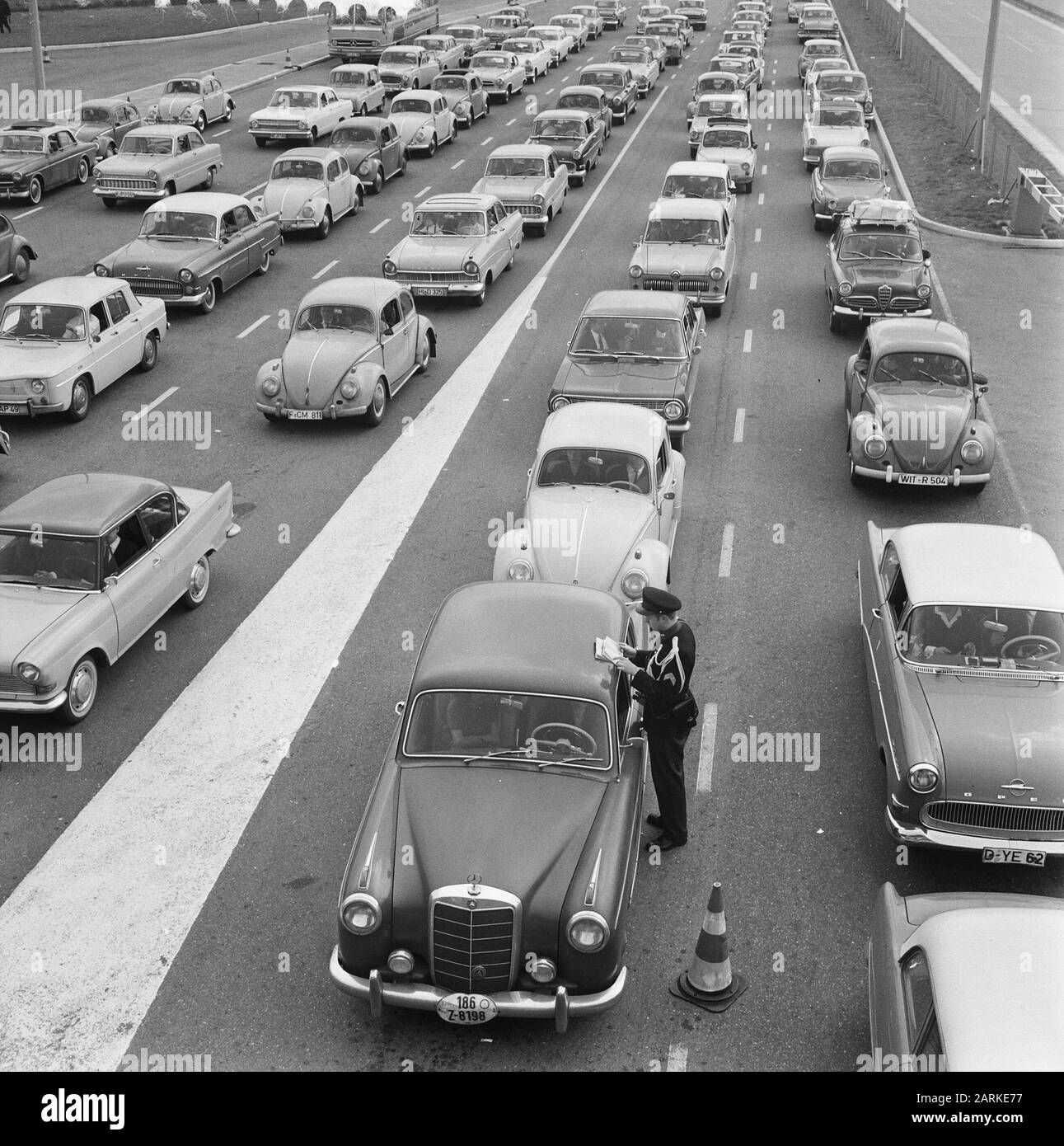 Tourist invasion at Bergh border crossing on Good Friday Date: March 27 ...