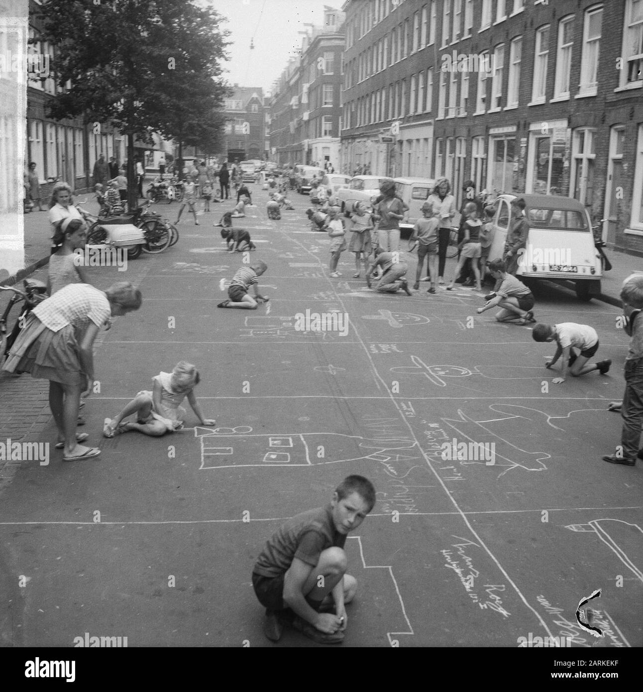 Street signs in the Houtrijkstraat, drawing a little boy Date: 21 July ...