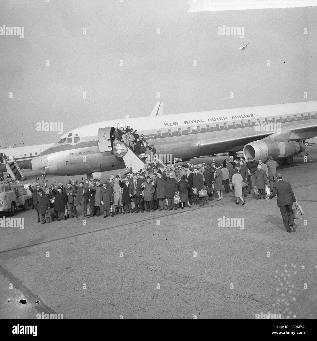 Orchestra members leave hi-res stock photography and images - Alamy