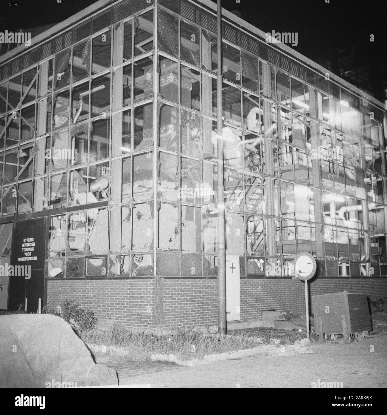 Explosion on Norwegian tanker Rona Star at Verolme, the tanker on fire ...