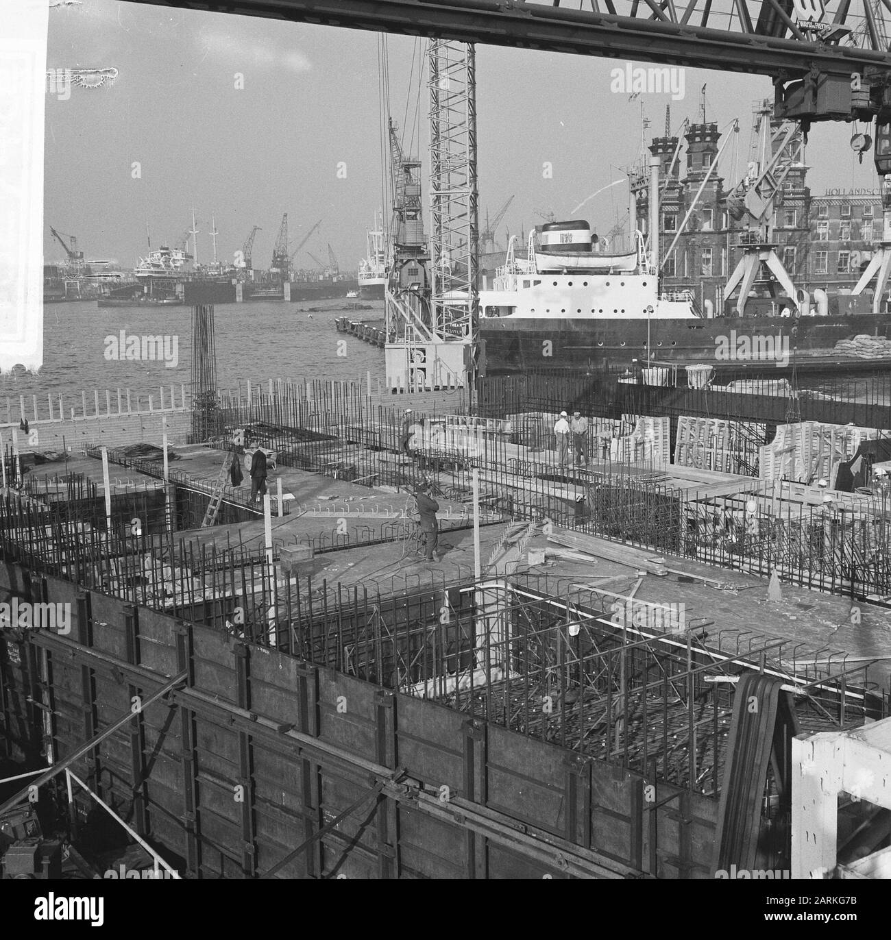 IJ-tunnel under construction, construction IJ tunnel Date: October 5 ...