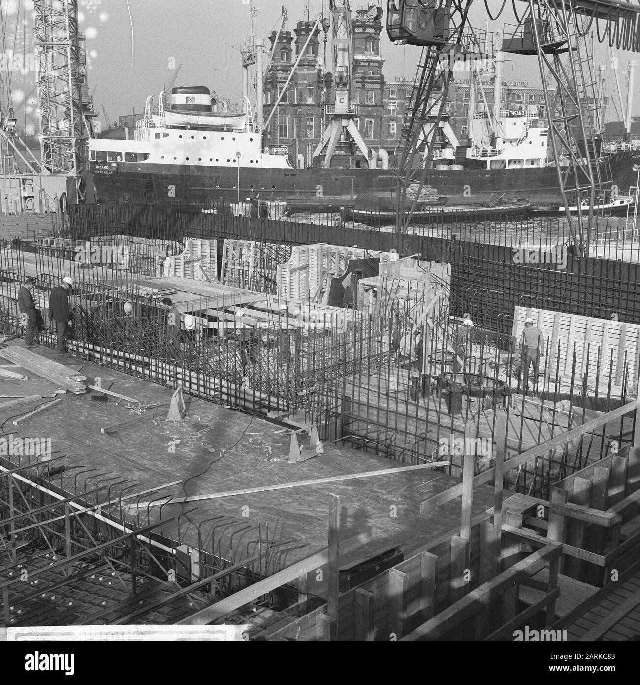 IJ-tunnel under construction, construction IJ tunnel Date: October 5 ...