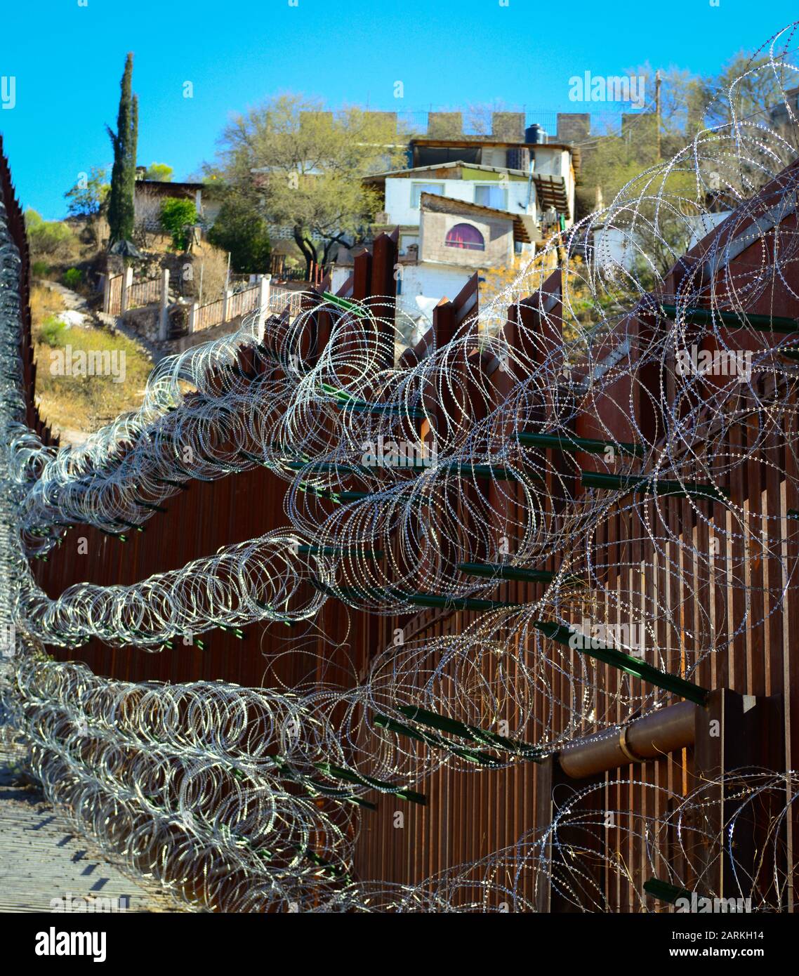 Razor wire border hi-res stock photography and images - Alamy