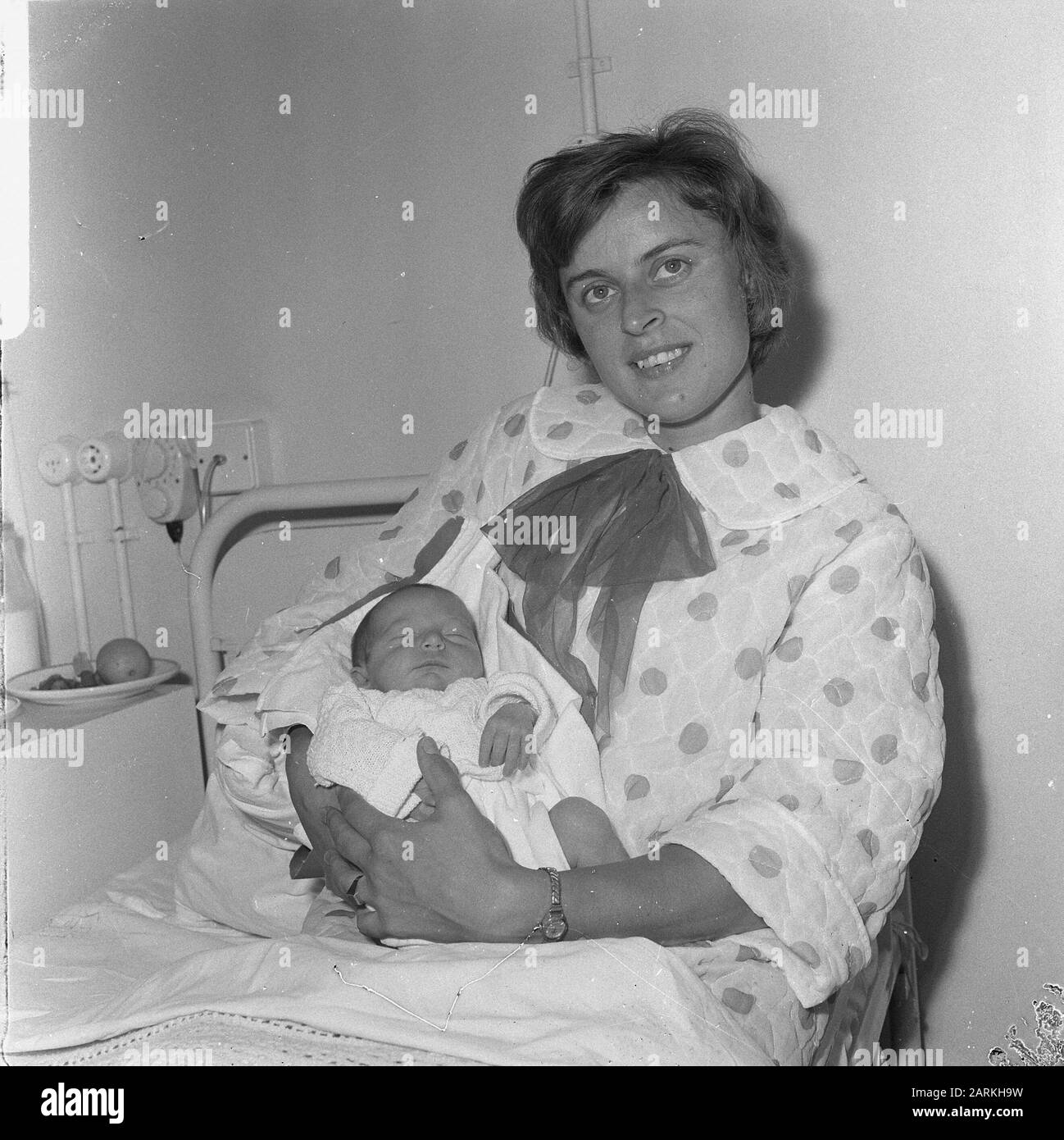 Tilly van der Made van der Sword with baby Eveline Daphn Date: 18 July ...