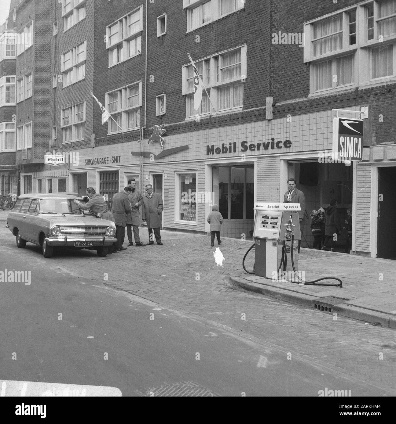 Mobil service station hi-res stock photography and images - Alamy