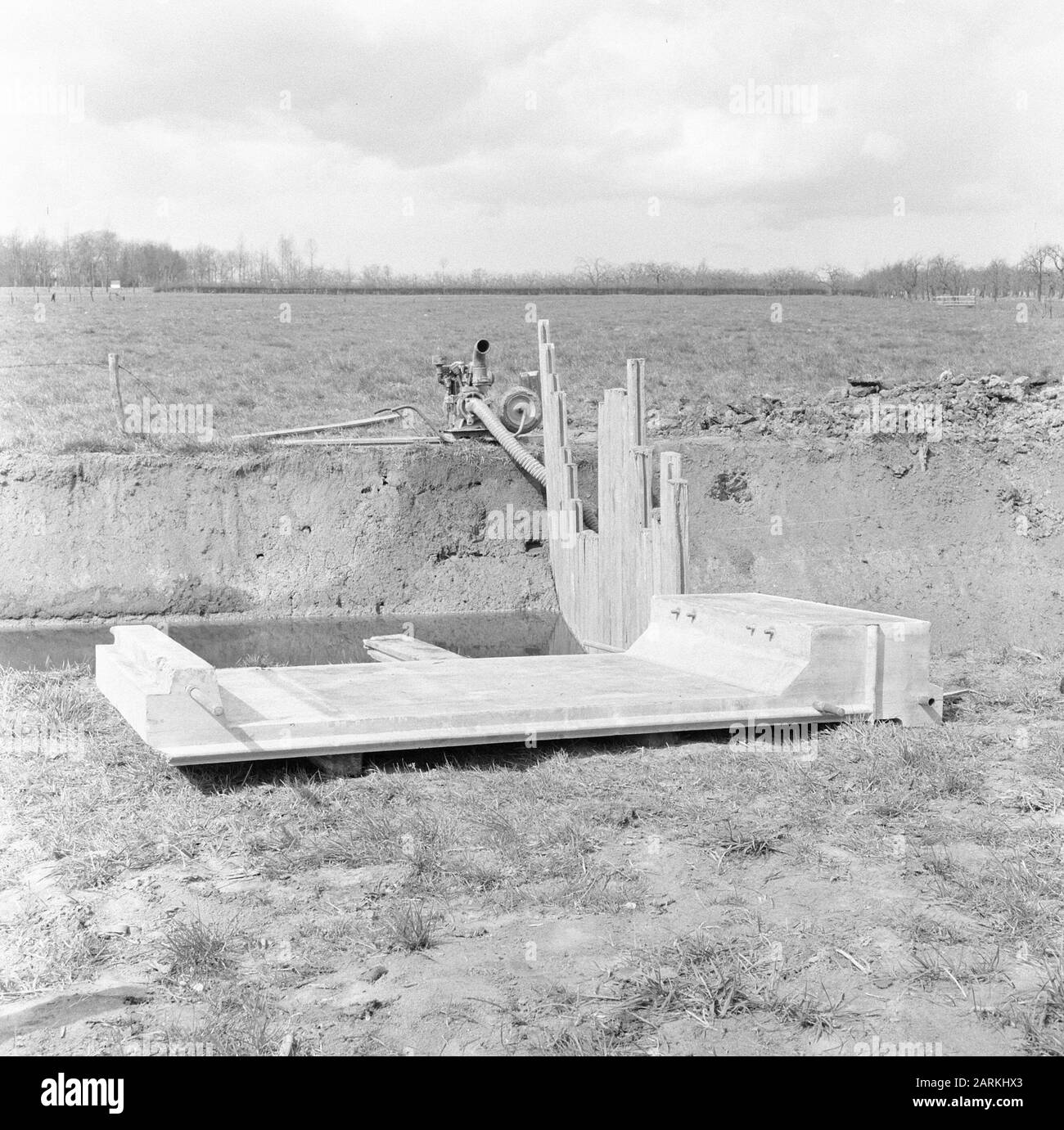 poldering and bemaling, set tensioning, floor elements Date: april 1958 ...