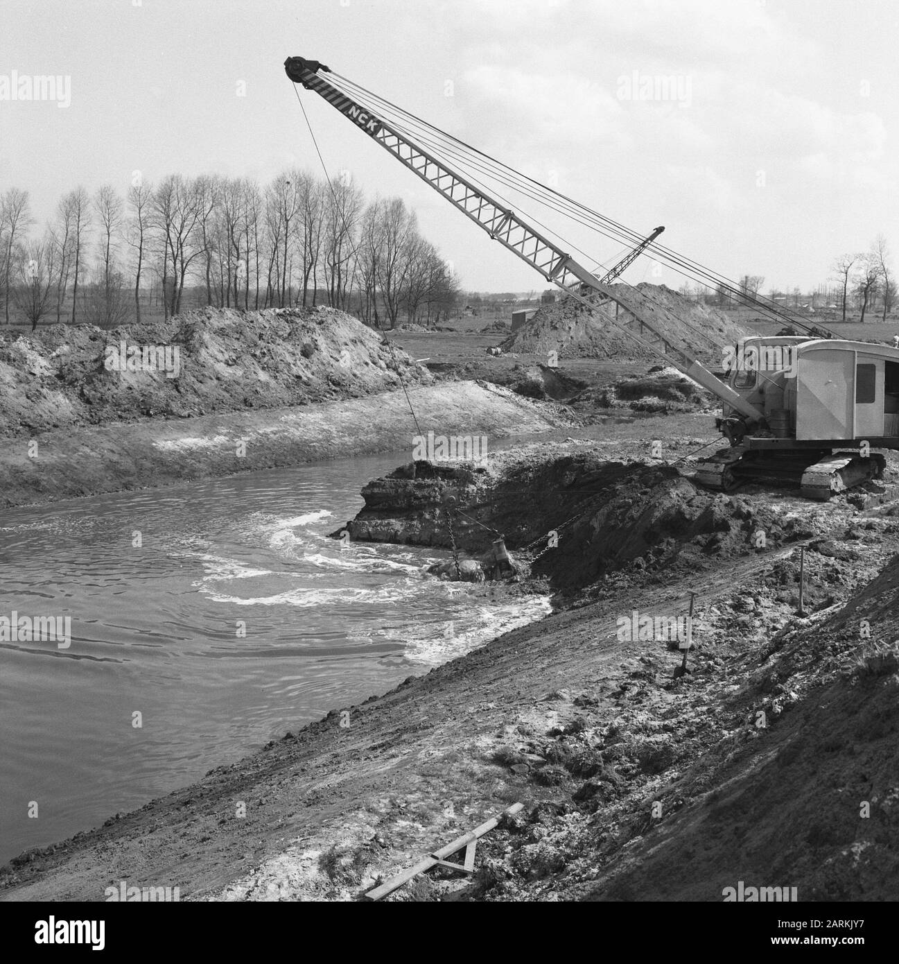 Person digging gardening Black and White Stock Photos & Images - Alamy
