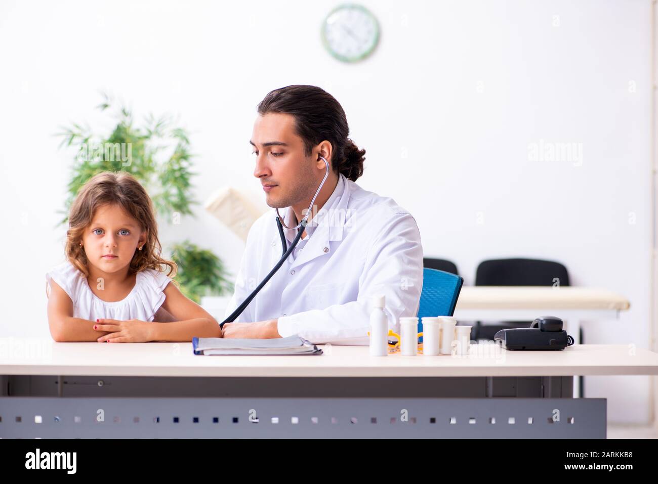 The young doctor pediatrician with small girl Stock Photo - Alamy
